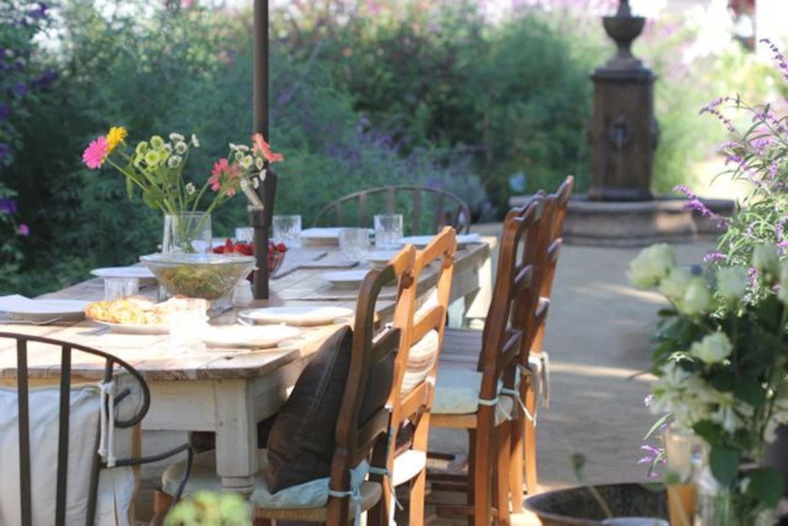Elegant Upper W Courtyard Garden Dining Space - Venice Beach, CA