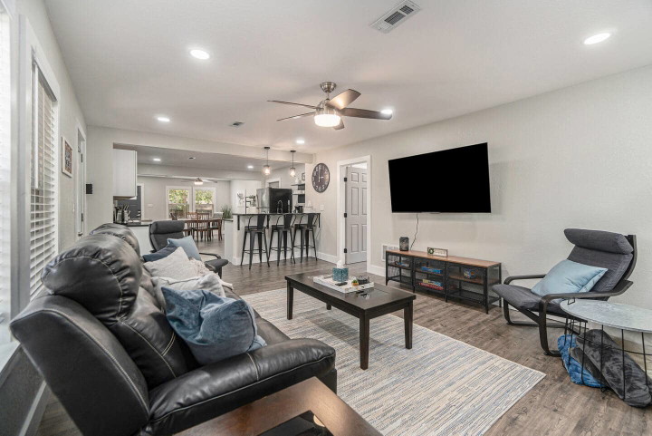 Spacious 4br/2ba Retreat  Fast Wi-fi, Model Home! - Belton, MO
