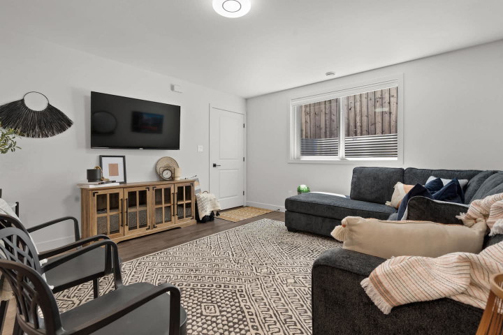 Livingston Way | Family-friendly Retreat | 55" Tv! - Pincher Creek