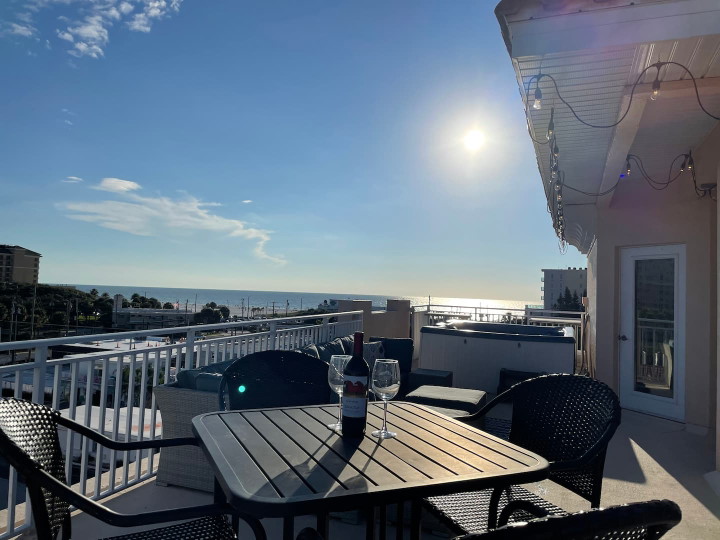 Premier Beachfront Condo W/ Rooftop Oasis, Hot Tub - Dunedin, FL