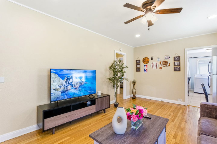 Prime Location Detached Bungalow With King Bed ! - Pasadena, CA