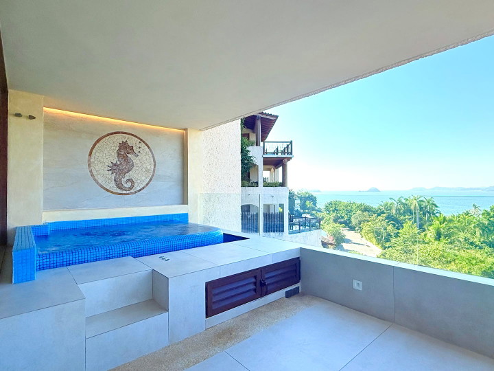 Private Jacuzzi Beachfront Pool - Zihuatanejo