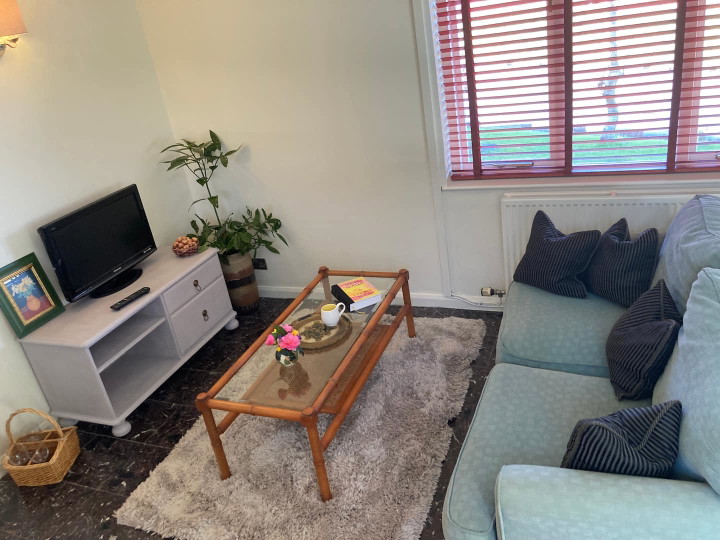Lovely 1 Bedroom Holiday Home With Private Parking - Haverfordwest