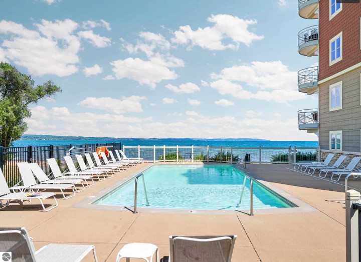 Beachy Condo With Pool & Hot Tub - Michigan