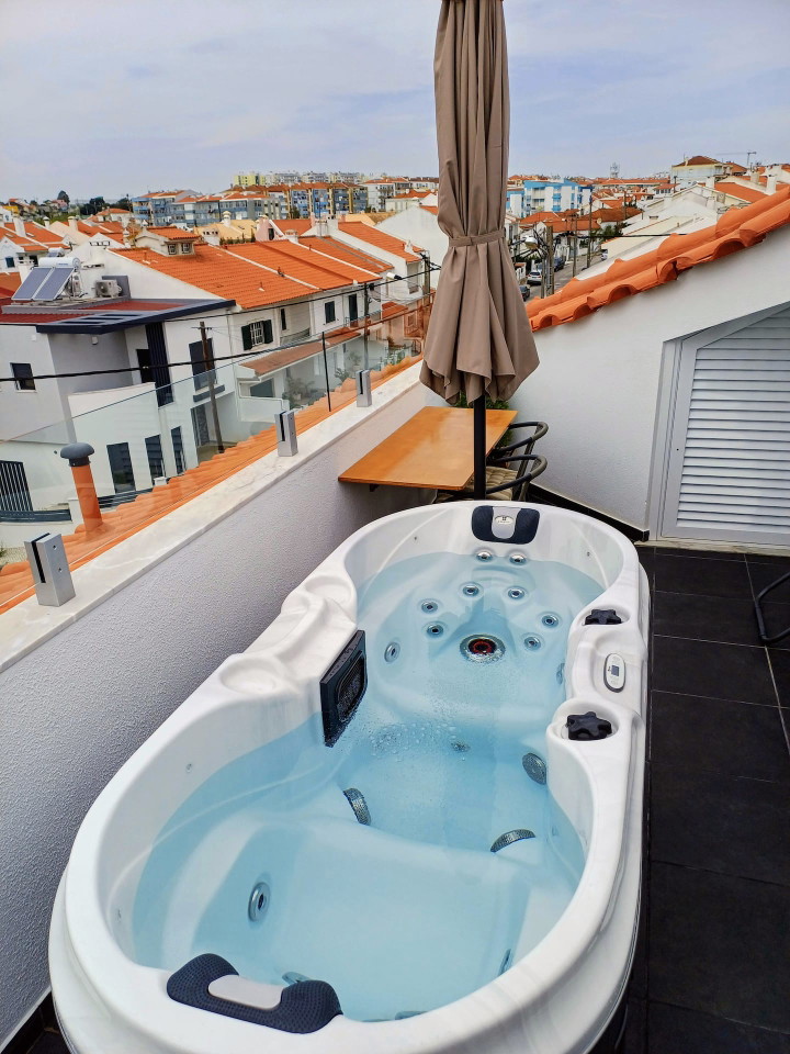 Kitchen And Jacuzzi Apt, Breakfast Included - Almada