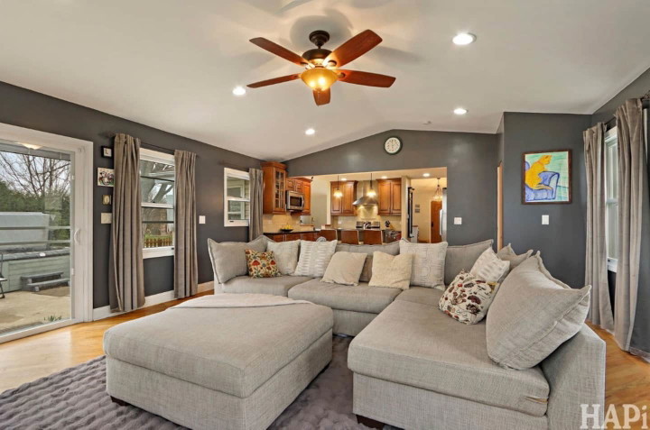Spacious Chicagoland Home W/ Hot Tub & Fire Pit - Schaumburg, IL