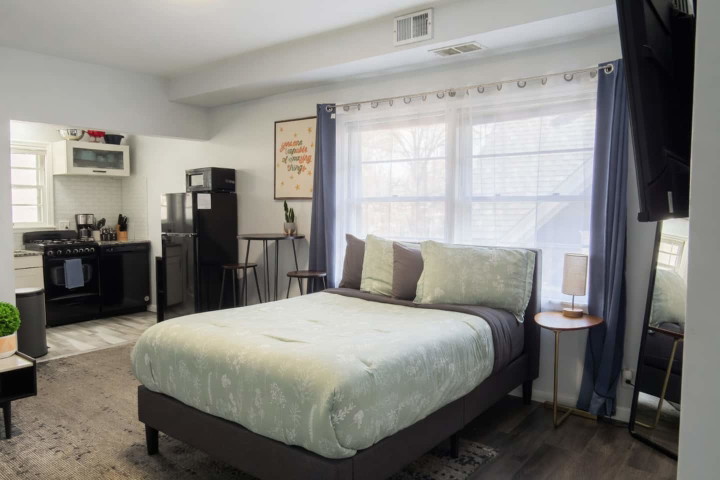 Spacious Studio Escape Near Lakes & Eat Street! - ミネアポリス, MN
