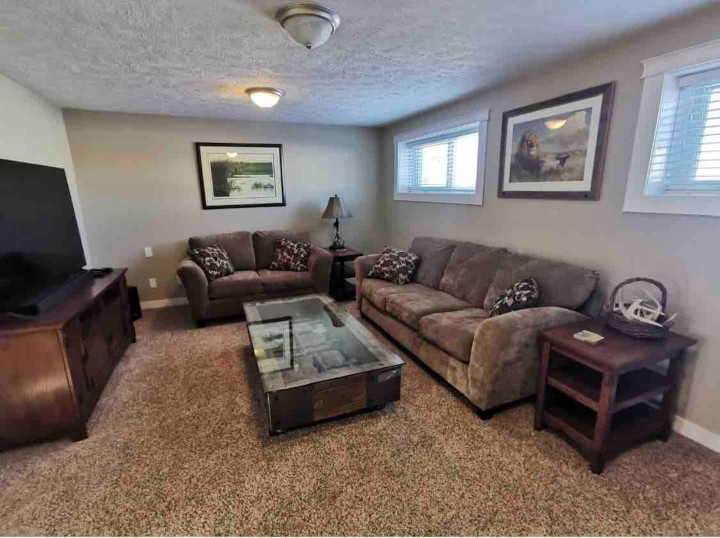Cardston Hilltop House, Fully Renovated 4 Bedroom - Cardston