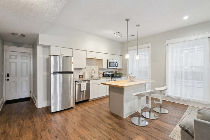 Brady Station Passengers' Suite (2br) - Davenport, IA