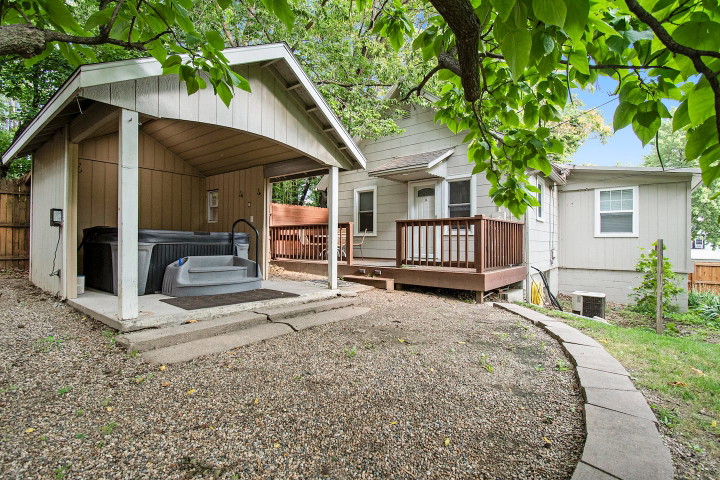 *Private Backyard Hot Tub & Firepit Walk To Benson - Nebraska