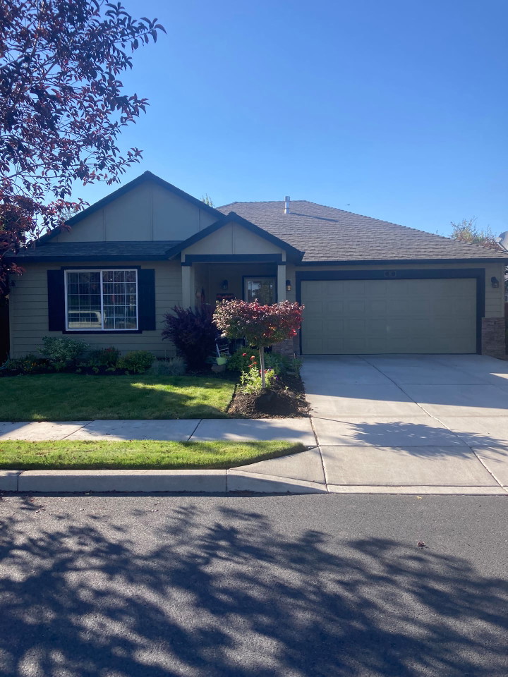 Great Neighborhood Open Floor Plan 3bd Rm 2 Bath - Redmond, OR