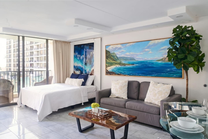Waikiki Banyan Ocean View Designer Condo W/parking - Honolulu, HI