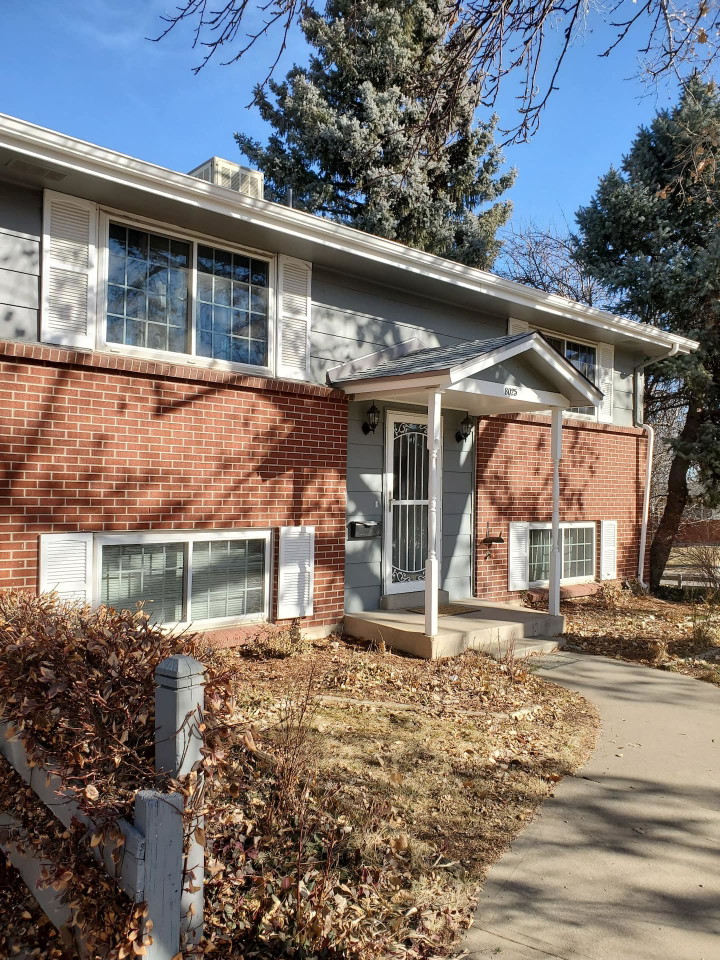 Acogedor Lote En Esquina. Casa De 1700 Pies Cuadrados - Lakewood