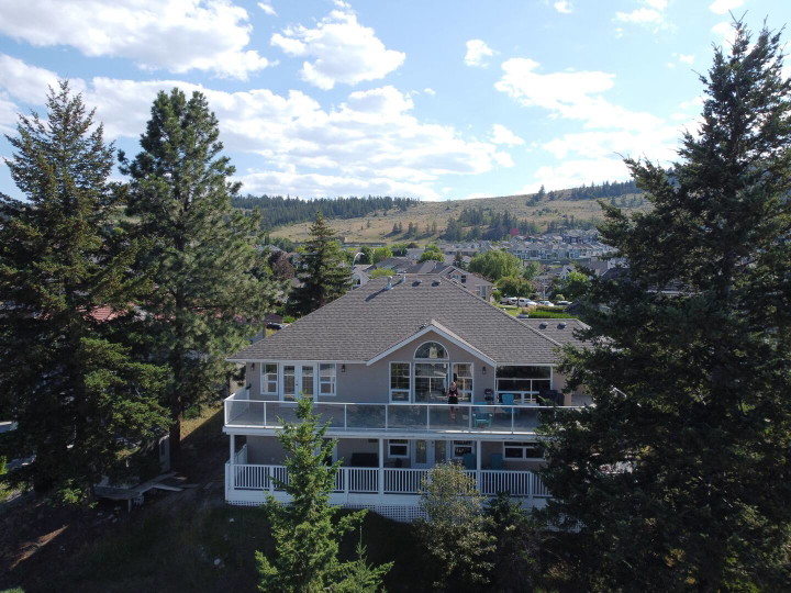 Private 2 Bedroom Retreat / Panoramic Views & Deck - Kamloops