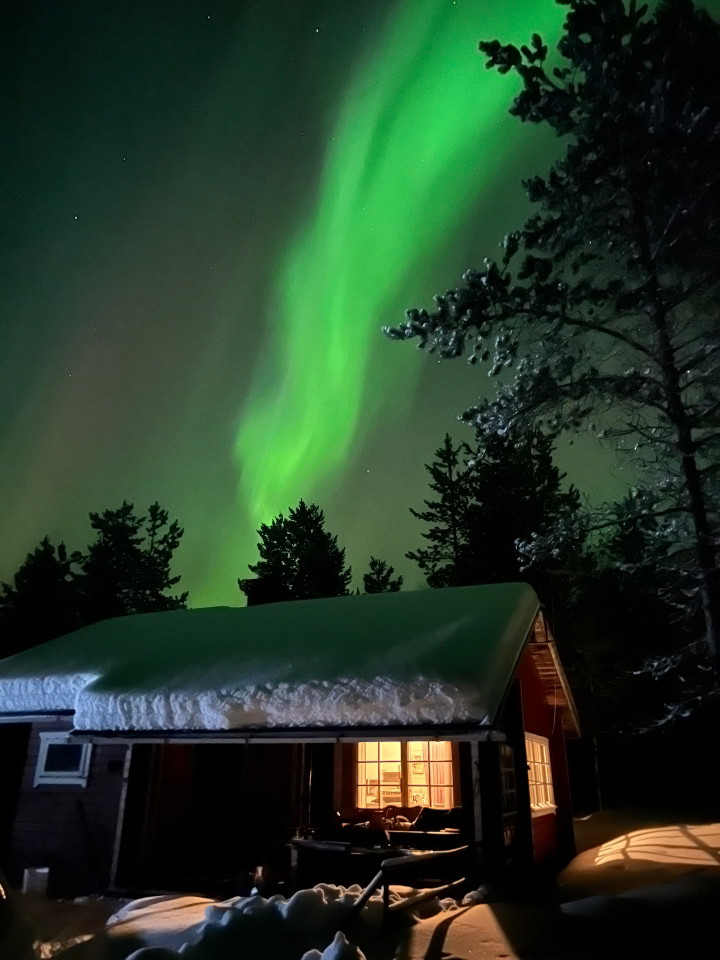 Hirsimökki Inarin Partakossa, Siuttajoen Rannalla - Inari