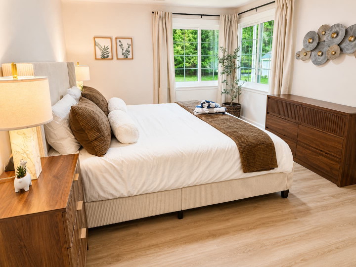 Modern 3 King Bed Ranch | Business & Extended Stay - Cromwell, CT