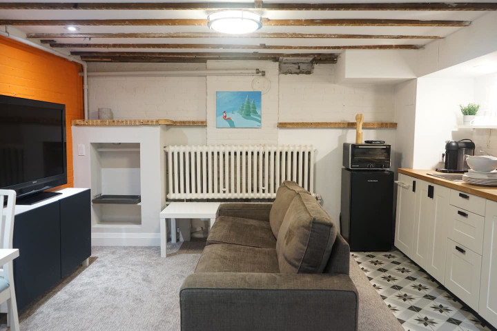 Basement Studio Apartment With Private Access - Toronto