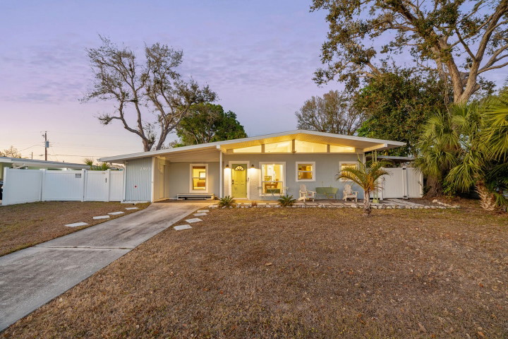 Cozy Sarasota Home W/ Fire Pit | The Olive Turtle - Sarasota, FL