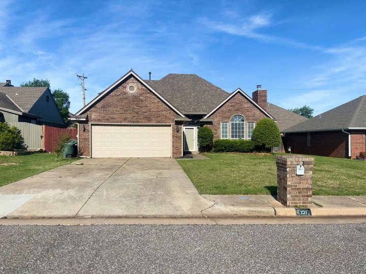 2-story Central Edmond Home - 4bed 2.5bath - Edmond, OK