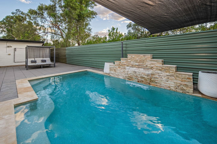 King Bed Retreat With Large Pool - Alice Springs