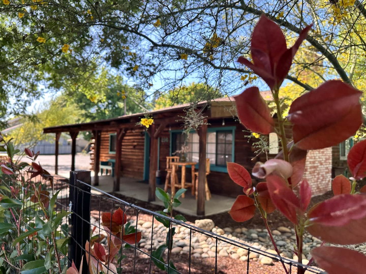 Cedar Lodge - A Charming Lodge In Central Visalia - Visalia, CA