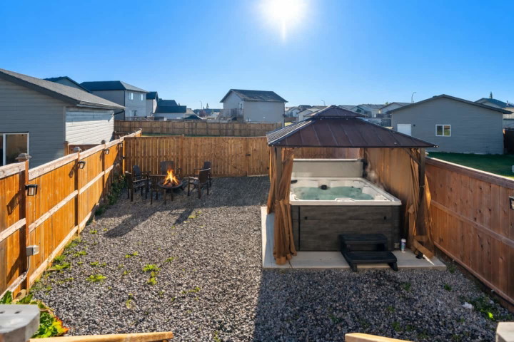 Red Door Retreat | Lake | Hot Tub | Fire Pit | Ac - Sylvan Lake, AB