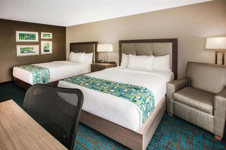 2 Queen | La Quinta Woodbury | Indoor Pool - Woodbury, MN