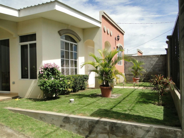House In Gated Community/ Wifi, Ac, Cable, 3 Rooms - Managua