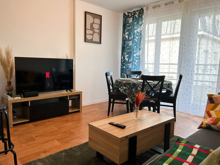 2 Bedroom Apartment, 2 Beds + Baby Quiet & Bright - Lieusaint