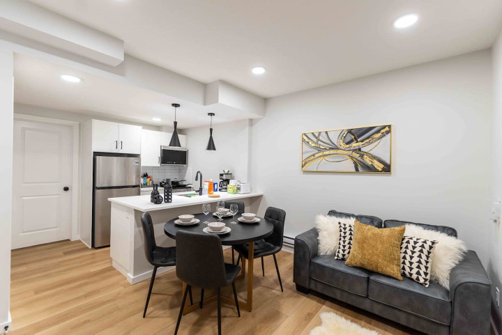 *Stylish 2bedrooms Unit*near Wem/legalbasement - Canada