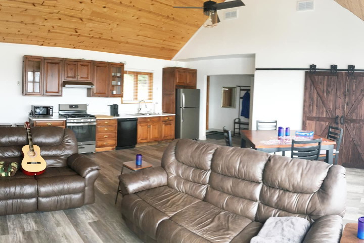Riverfront, 2 Beds, White Turtle Welcomes You! - Barrington, IL