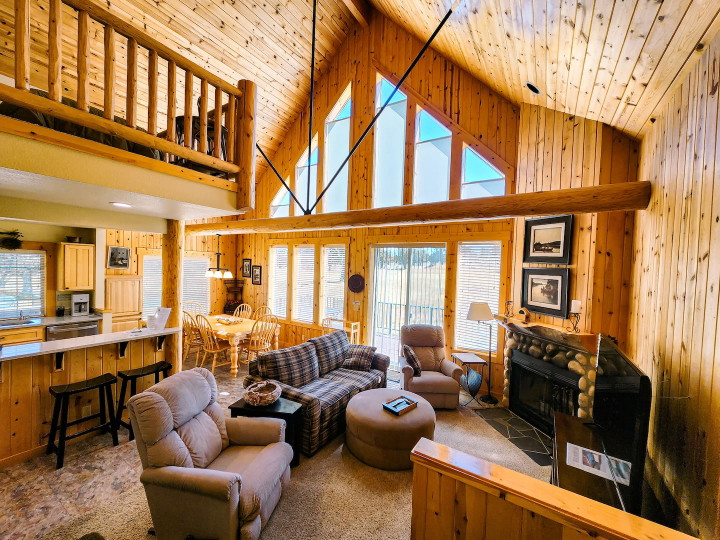 3br Chalet With Hot Tub | Restaurant. Pool - Redmond, OR