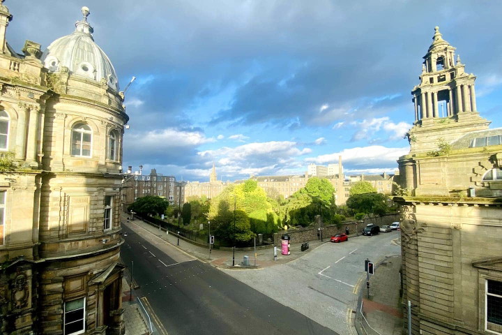 A Spacious 4 Bedroom Flat In Dundee City Centre - Dundee