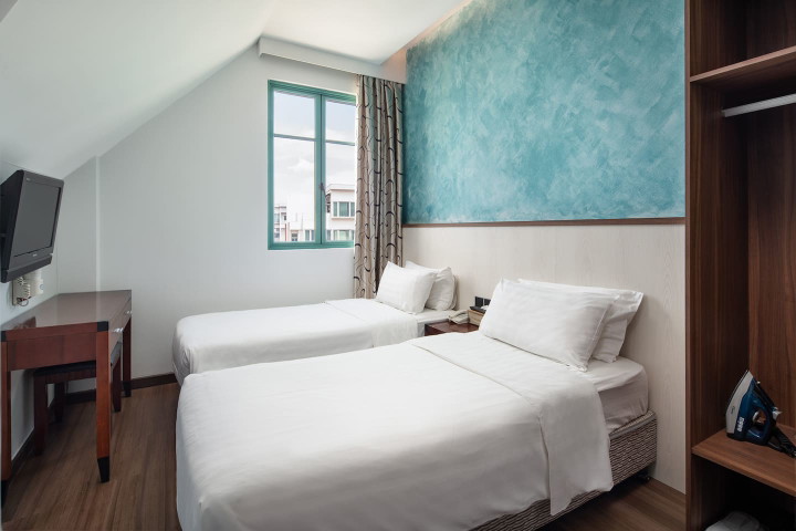Triple Room In  Hotel  Along  West Coast - Singapore