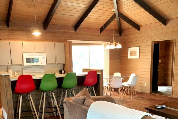 Spacious Renovated 3-bedroom Home In Traverse City - Traverse City