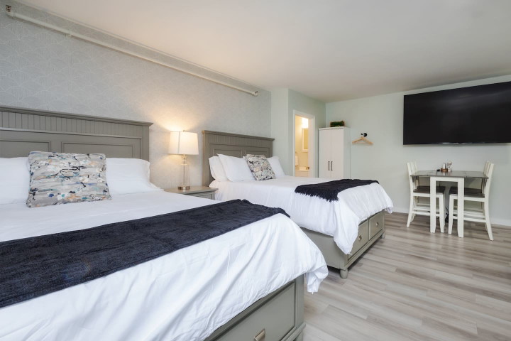 Sunrise View Studio | At Beach| Sleeps 4| Parking - Hampton Beach, NH
