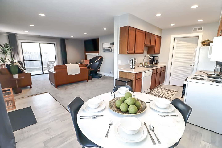 2 Bed,1bath Massage Chair 5 Guests - South Lincoln - Lincoln, NE