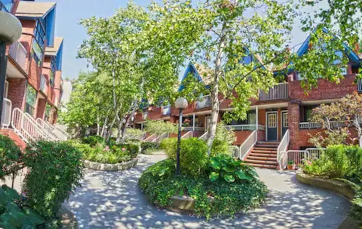 Urban Chalet In Private Complex With Parking - Toronto