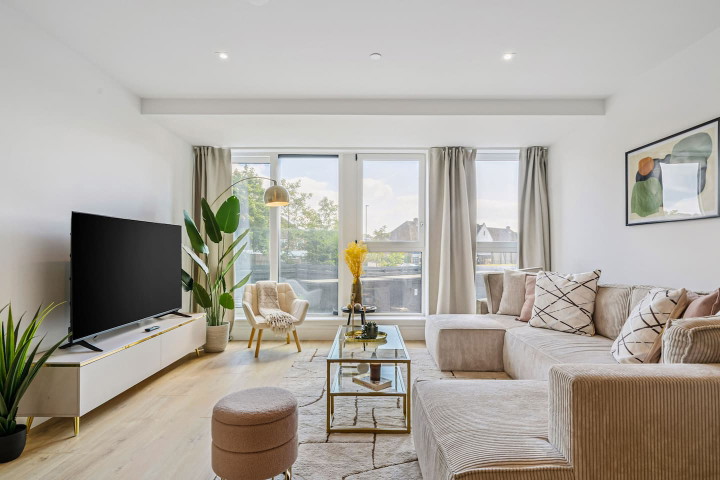 Lavish 2-bed Apt, Prestigious Coombe Hill - Epsom
