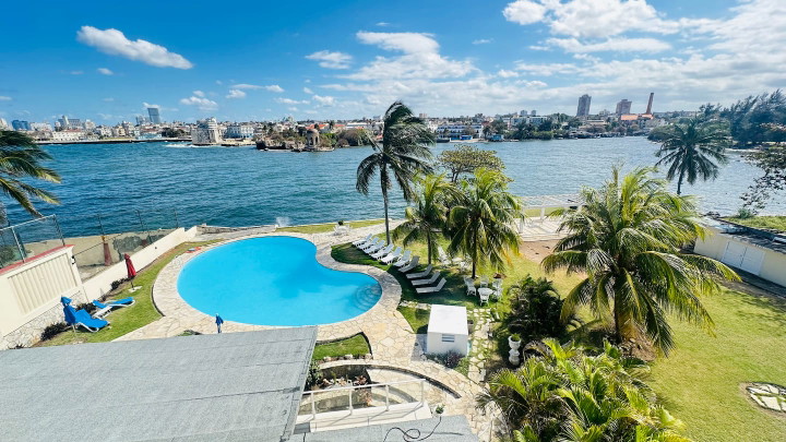 Luxury Miramar (Solar Panel, Battery, Inversor) - Havana