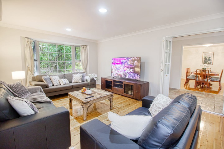 Comfortable 5-br House: Bush Views, Pool & Parking - Sydney