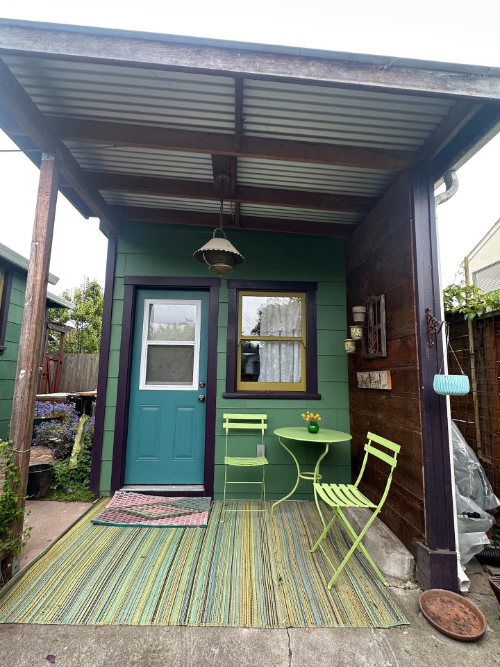 Casa Del Flores - Oakland, CA