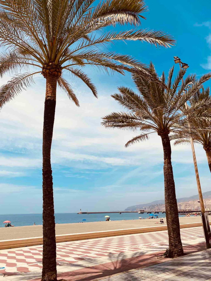 Apartamento De Dos Dormitorios En Almería. - Almería
