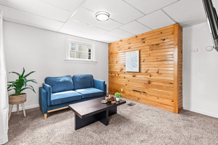 Adorable Abode Near Univ Of Akron | Private Entry - Akron, OH