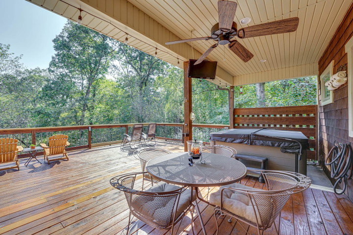 Hot Tub Soaks & Romantic Serenity In Fayetteville - Fayetteville, AR