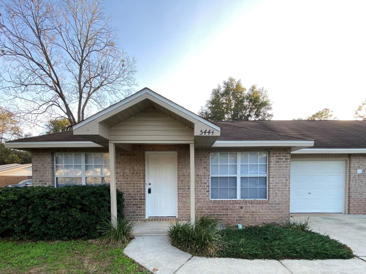 Spacious 3 Bed/ 2bath/ 1 Car - Holt, FL