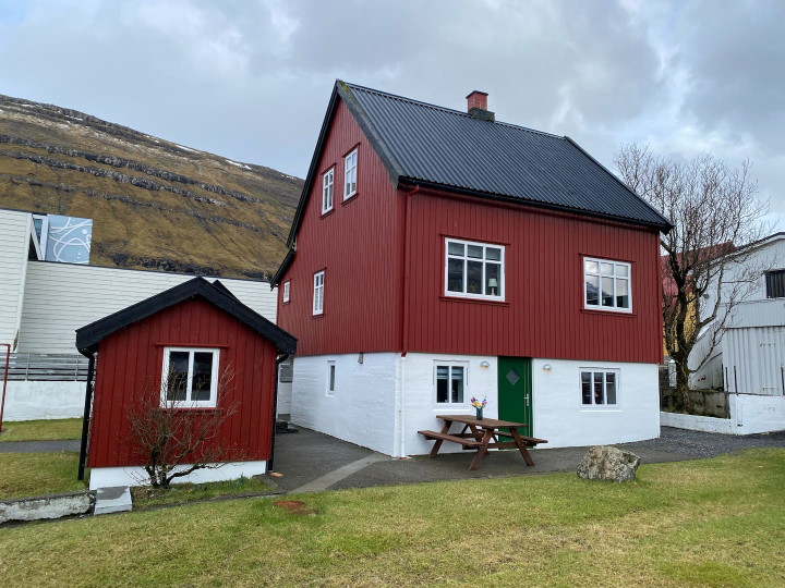 La Maison Rouge Dans Le Quartier Sportif De Klaksvík - Îles Féroé