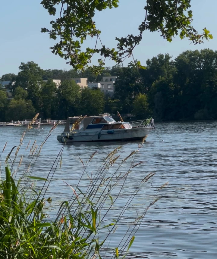 Gemütliches Kajütboot In Der Natur - Berlin