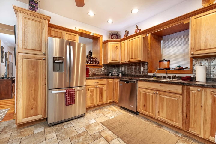 Impressive Private 2br Suite W/parking Univ. Area - Dubuque, IA
