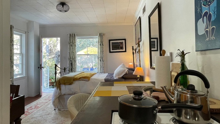 Quiet Studio Atop Laurel Canyon, Hollywood Hills - Beverly Hills, CA